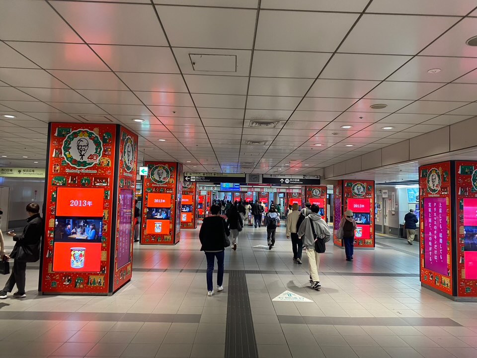 ケンタッキー新TVCMに八潮市出身・山岸健太さんが出演！40周年パーティバーレルが特別演出｜八潮市オンライン【やしおん】